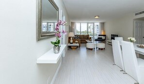 Apartamento família | Área de estar | TV