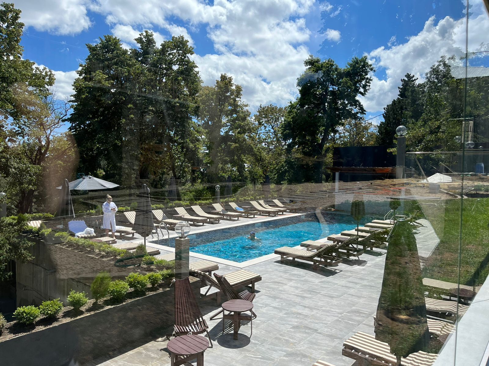 Piscina exterior sazonal, guarda-sóis, espreguiçadeiras 