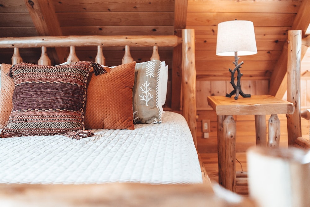High Meadows Lodge:nature Trails,private 20+acres,hot Tub,fire Pit, Wifi - Ohio