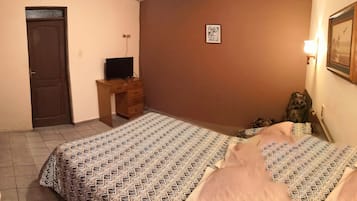 Quarto Clássico com Cama de Casal | Wi-fi grátis, roupa de cama fornecida