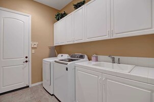 Casa (Multiple Bedrooms) | Parte interna