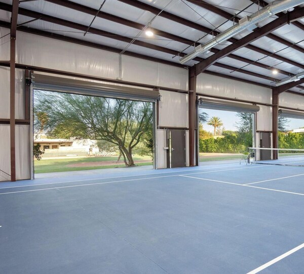 Sleeps 20! Architectural Mansion W/ Pool, Indoor Tennis Court, Game Room Starlight Estate By Avantstay - Joshua Tree National Park