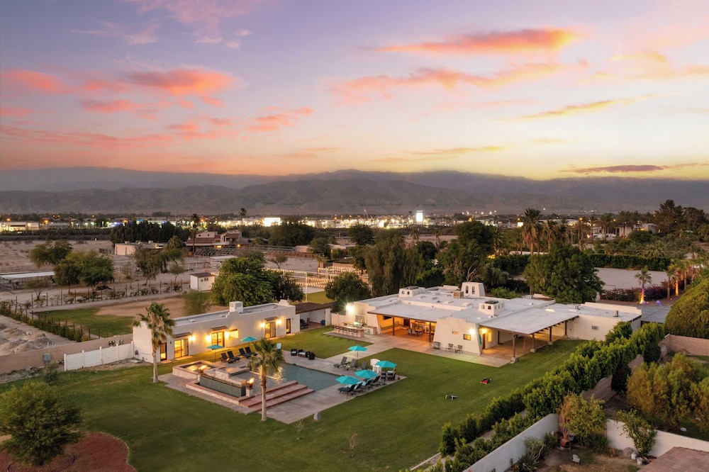 Starlight Estate By Avantstay 20 People! Architectual Mansion W/ Pool, Tennis Court, Game Room - Palm Desert, CA