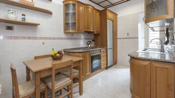 Apartamento | Cozinha privada | Uma cafeteira/bule, um frigorífico, um micro-ondas, um forno
