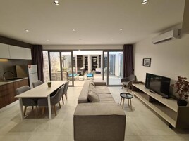 Apartamento Superior | Sala de estar | Smart TV de 43 polegadas com canais via satélite, televisor 