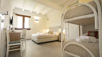 Quarto Quádruplo | 1 quarto, minibar, cofre no quarto, secretária