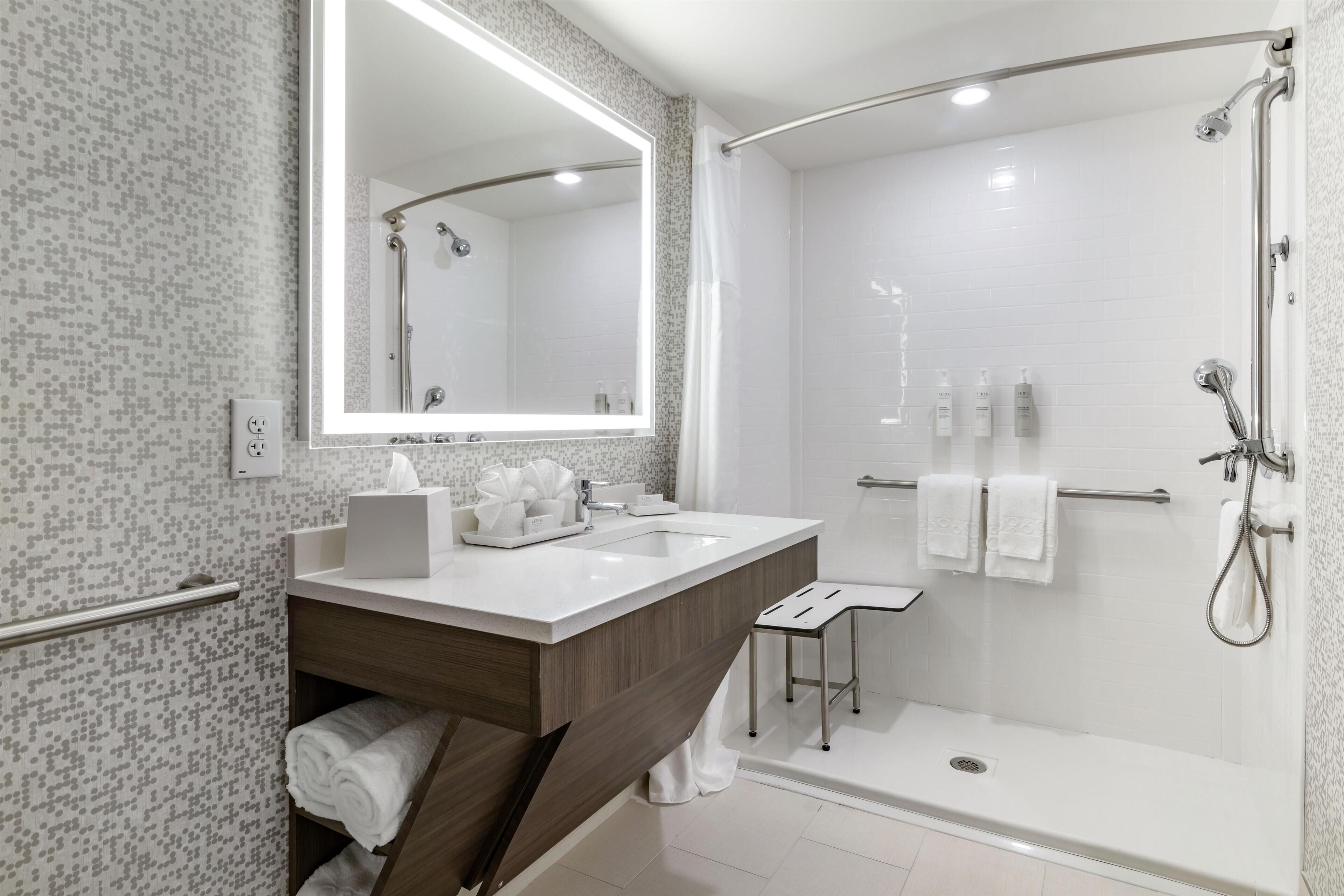 Suite, 1 cama king-size, acessível (Roll-In Shower) | Duche na casa de banho