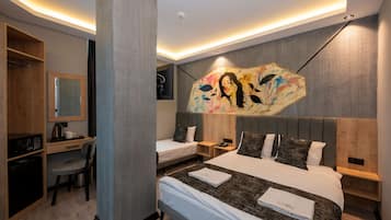 Quarto Triplo Deluxe | Minibar, cofre no quarto, secretária