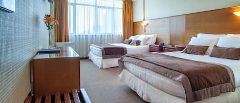 Quarto casal superior | Cofres nos quartos, individualmente decorados