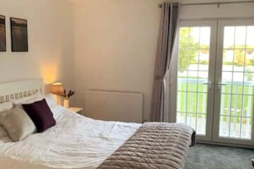 Beautiful 4 Bedroom Lake View Home, Sleeps 8-10 - South Cerney