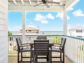 Casa, várias camas, sacada, vista parcial para o mar | Opções para refeição ao ar livre