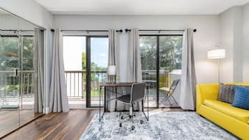 Apartamento Executivo | Sala de estar | Televisor LED de 55 polegadas com canais por cabo, televisor