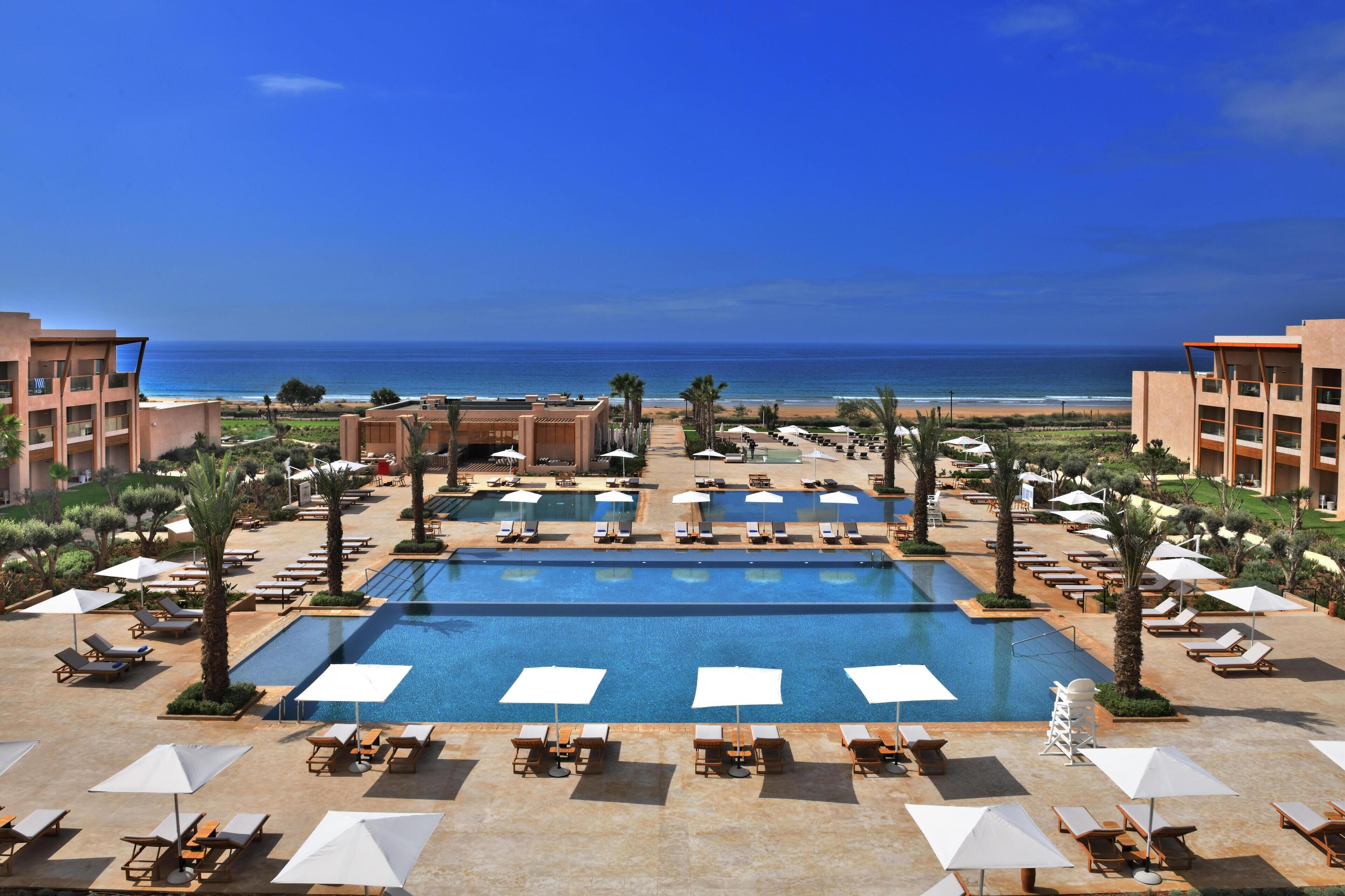 Piscina interna, 5 piscinas externas, guarda-sóis, espreguiçadeiras