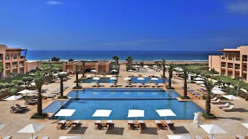 Piscina interna, 5 piscinas externas, guarda-sóis, espreguiçadeiras