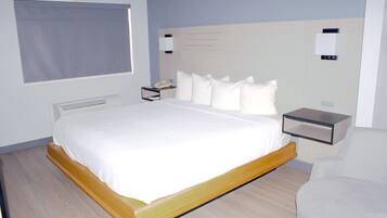 Quarto, 1 cama King, aceita animais de estimação | Camas com colchões pillow-top, escrivaninha