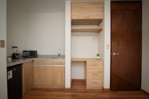 Suite-Estúdio Deluxe, 1 cama queen-size, casa de banho anexa | Kitchenette privada