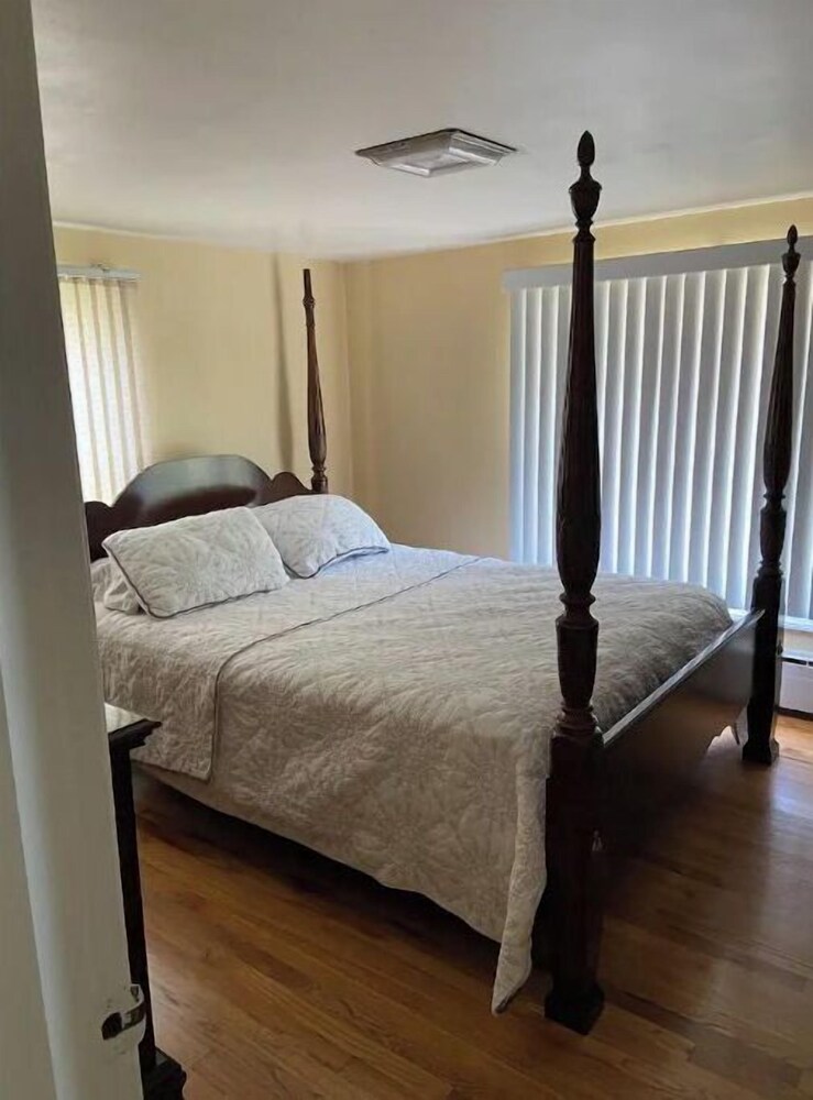 Lakefront 3 Bedroom House With Peaceful View - No Pet & No Indoor Smoking - Gibraltar, MI