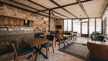 Pequeno-almoço takeaway diário incluído