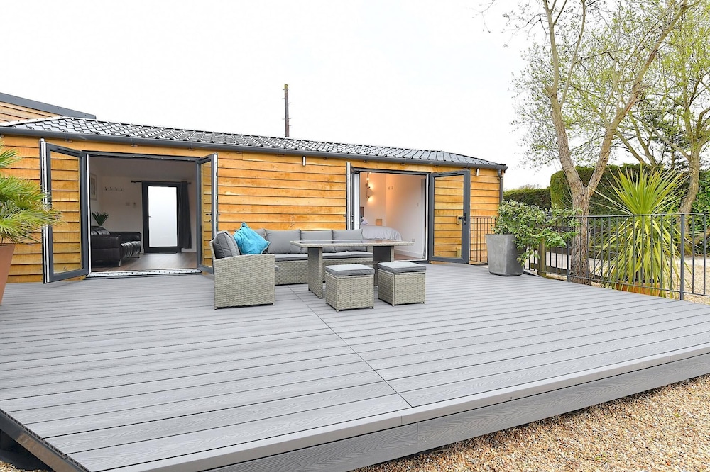 Cheerful 1bd Cottage With Parking Nr Guildford - Guildford