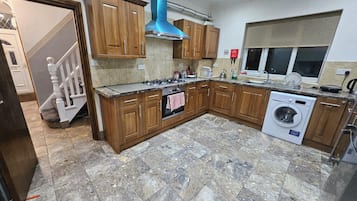 Um frigorífico, um micro-ondas, um forno, uma placa de cozinha