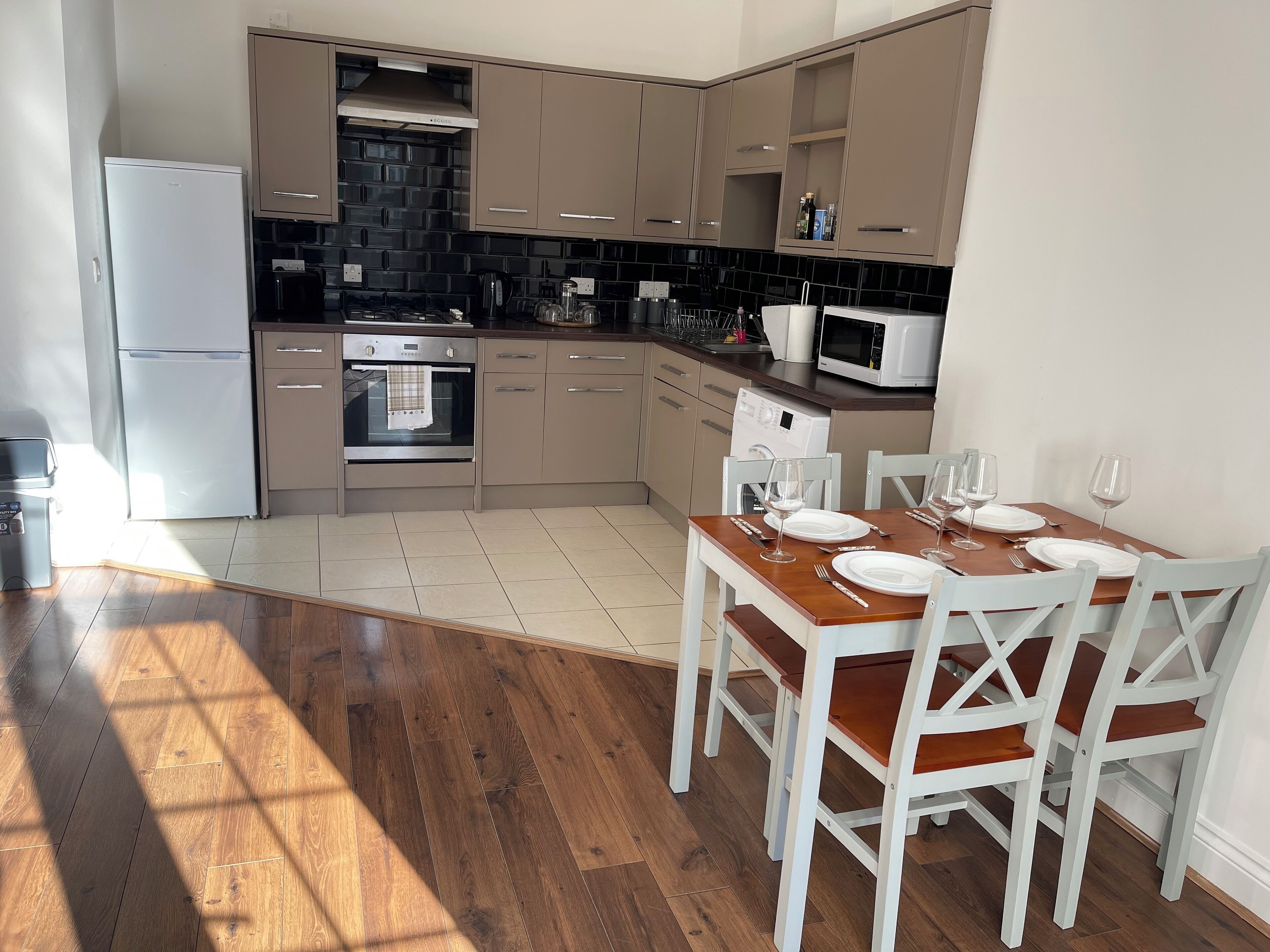 Um frigorífico, um micro-ondas, um forno, uma placa de cozinha 