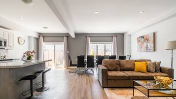 Casa geminada superluxo, 5 quartos, banheira de imersão | Área de estar | TV de tela plana 43 polegadas com canais digitais, TV, lareira