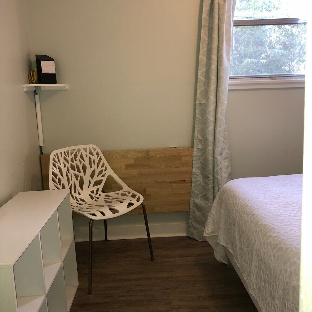 Best Location Quiet Cottage Pets Kitchen - Tallahassee, FL