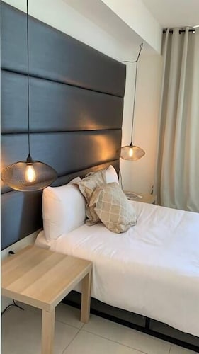 A1606b Cozy Lil' Place In Downtown Doral - Doral, FL