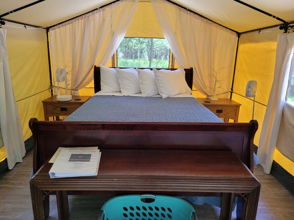 Black Fox Den: A Woodland Glamp - Heated Tent! - Hot Springs, AR