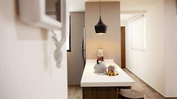 Um micro-ondas, um forno, uma placa de cozinha