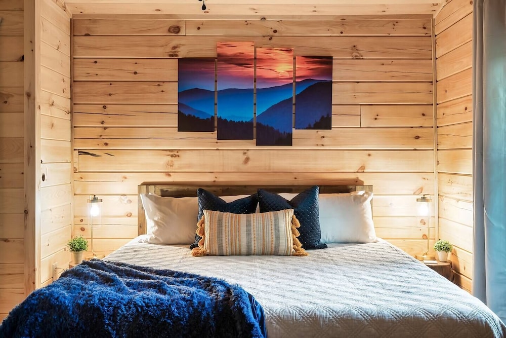 King Bed Log Cabin: Resort Pool & Hot Tub Oasis - Tennessee