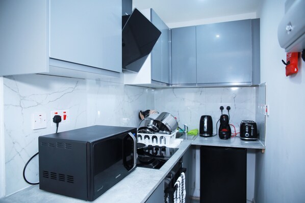 Apartamento | Cozinha privada | Geladeira, micro-ondas, fogão, cooktop
