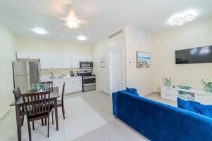 Suite Deluxe, 1 quarto | Sala de estar | Smart TV, Netflix, serviços de streaming 