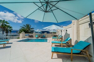 Piscina exterior, guarda-sóis, espreguiçadeiras 