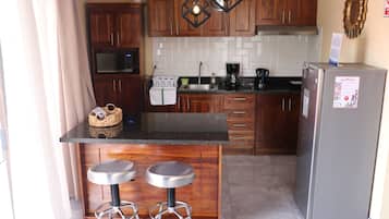 Apartamento | Cozinha privada | Geladeira, micro-ondas, fogão, cooktop