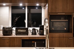 Chalé Familiar | Cozinha privada | Um frigorífico/congelador grande, um micro-ondas, um forno 