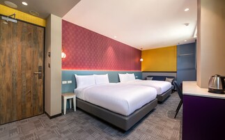 Quarto quádruplo standard | Cofres nos quartos, escrivaninha, cortinas blackout, Wi-Fi
