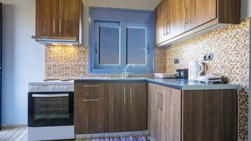 Apartamento Familiar, vários quartos, em frente ao mar (Maritinas Apartment Sea View) | Cozinha privada | Um frigorífico, um forno, uma placa de cozinha, uma cafeteira/bule