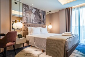 Quarto casal standard | Frigobar, cofres nos quartos, escrivaninha, quartos à prova de som