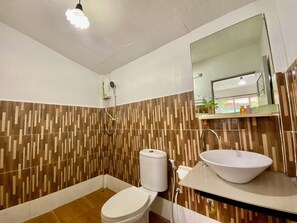 Quarto luxo, varanda | Banheiro | Chuveiro, produtos de toalete grátis, toalhas de banho 