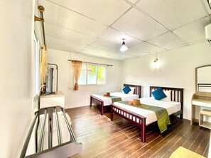 Quarto luxo, varanda | Cofres nos quartos, Wi-Fi de cortesia, roupa de cama