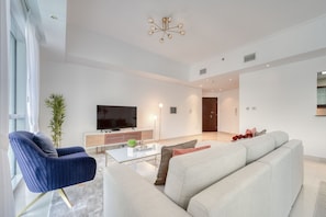 Apartamento superluxo | Área de estar | TV de tela plana 55 polegadas com canais a cabo, TV