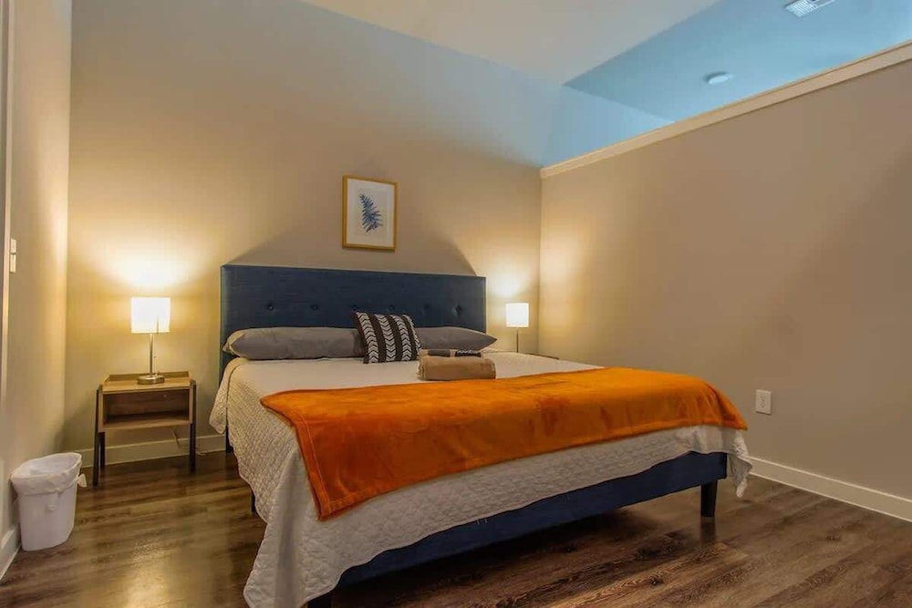 Luxury 1br King Suite Pool + Gym + Parking - B - McKinney, TX