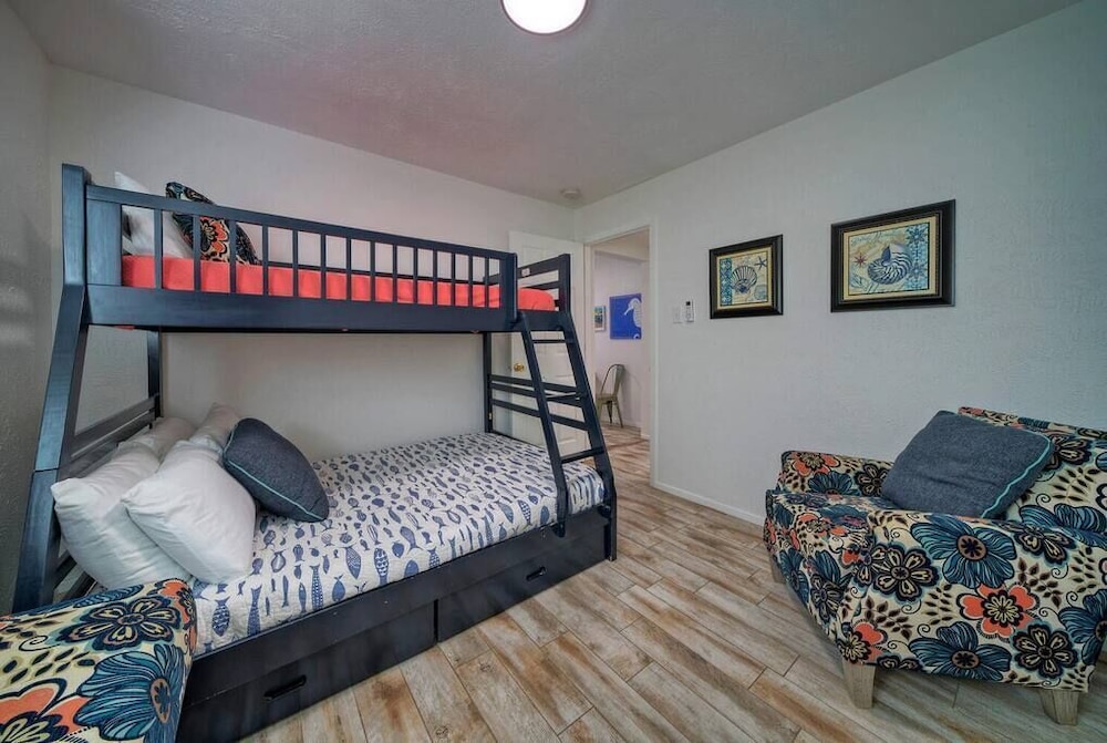 Sun' Beach-close To Beach With Gulf Glimpse, Pool - Port Aransas, TX