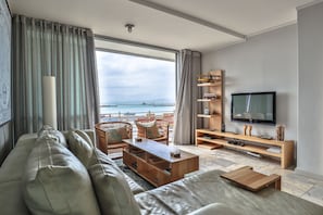 Apartamento (2 Bedrooms) | Área de estar | TV 32 polegadas com canais digitais