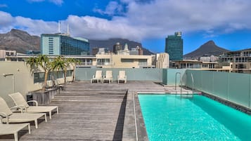 Piscina externa, espreguiçadeiras