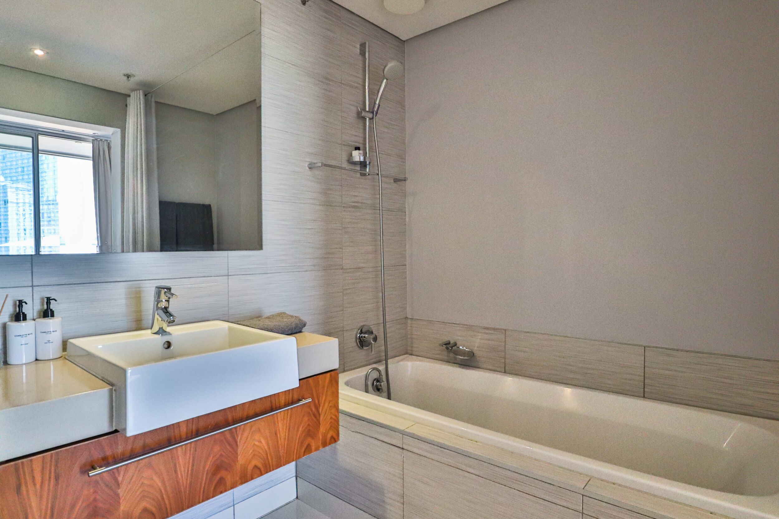 Uma casa de banho moderna com uma grande pia, toucador e banheira.