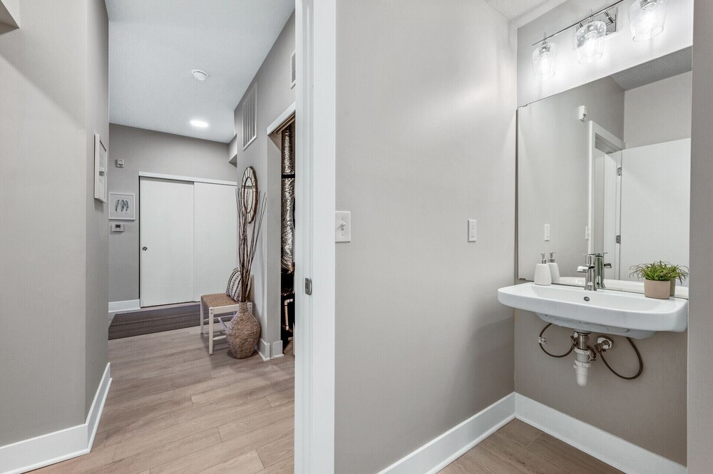 Beautiful Home In Quiet Residential Neighborhood! - Minneapolis, MN