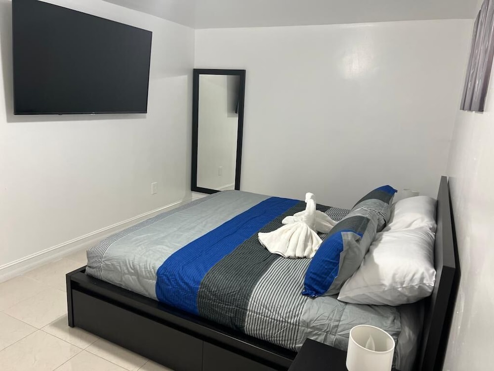 Cozy & Centrally Located Full Guesthouse- Sleeps 4. Short Drive To Everything! - Tampa Airport (TPA)