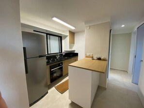 Apartamento | Cozinha privada | Geladeira, fogão, chaleira elétrica, torradeira